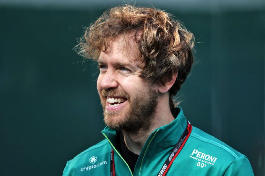 Sebastian Vettel pilota McLaren de Senna em Silverstone; veja