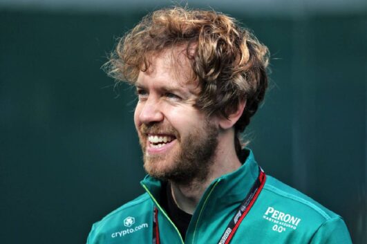 Sebastian Vettel pilota McLaren de Senna em Silverstone; veja