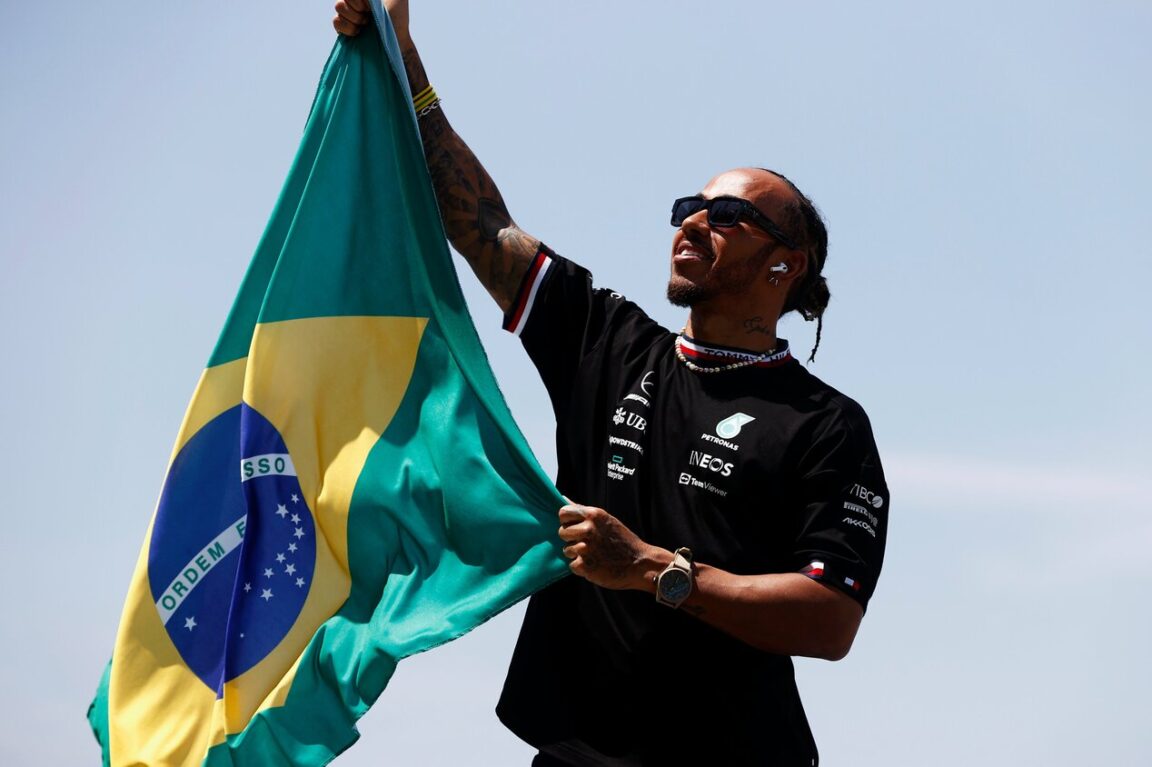 Hamilton aparece em Interlagos com uniforme da seleção brasileira
