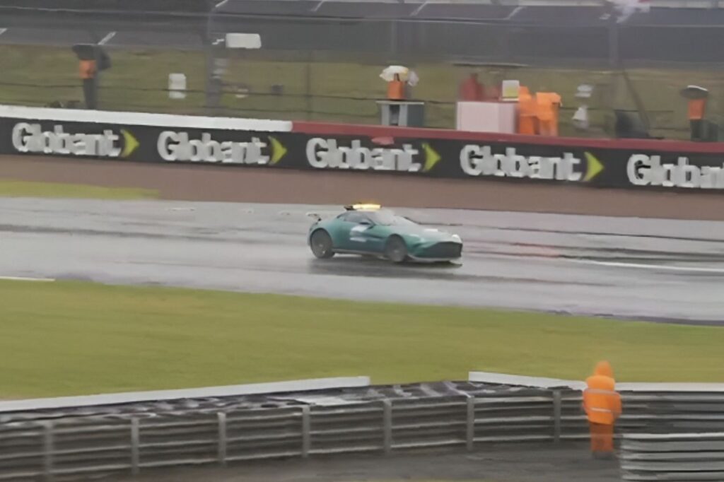 GP de Silverstone: Safety car derrapa e quase sai da pista na F3